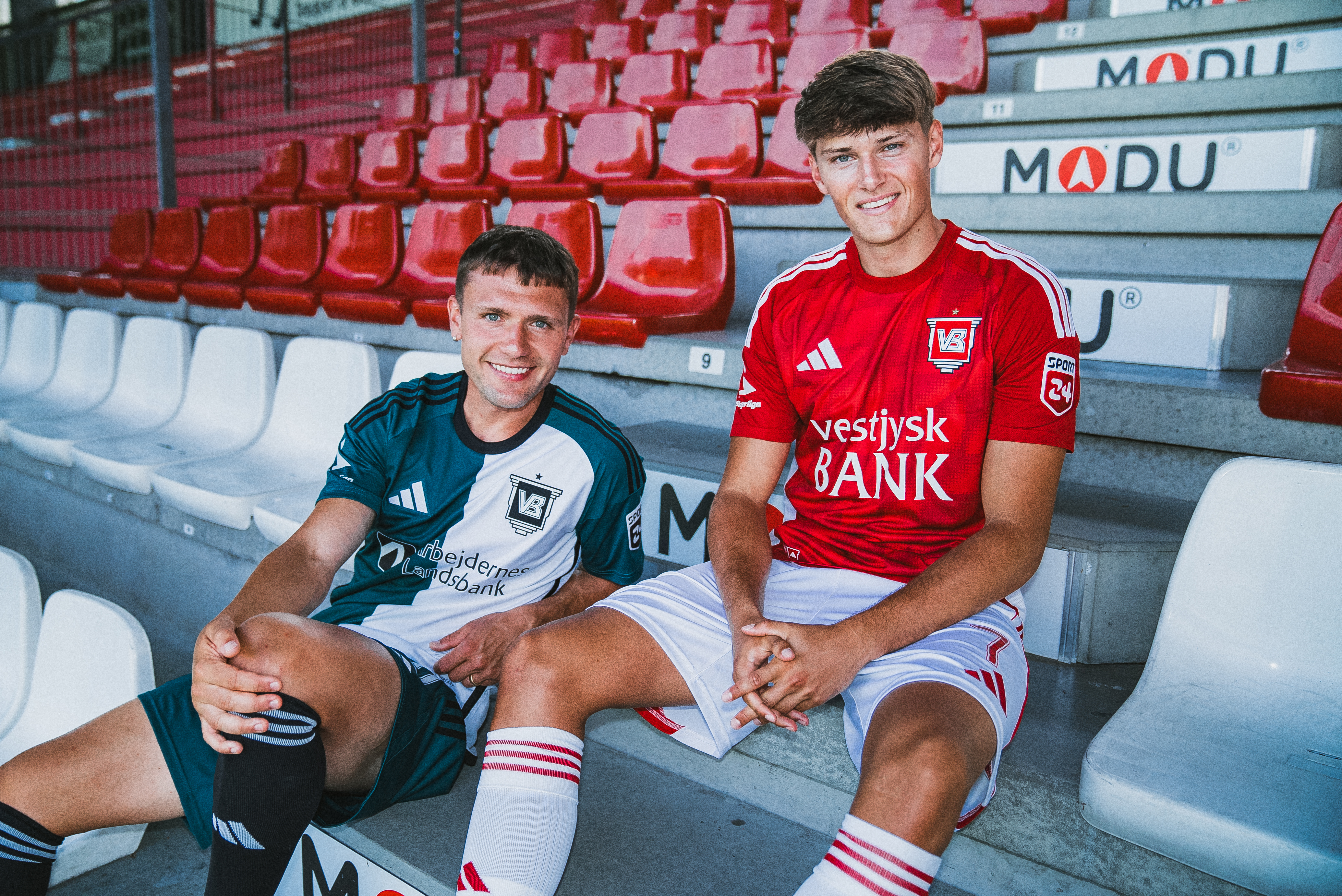 Se alle billederne: Vejle Boldklubs nye hjemme- og udebanetrøjer | Vejle Boldklub